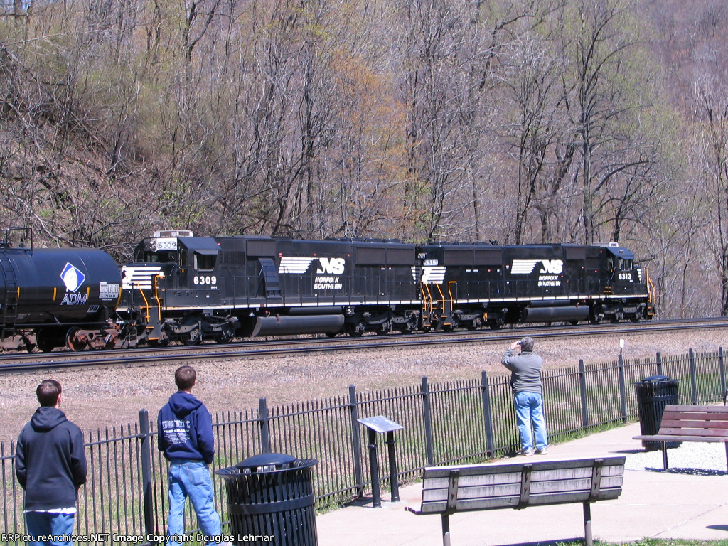 NS 6313 (ex-CR 6750) leads 6309 down the east side of the curve